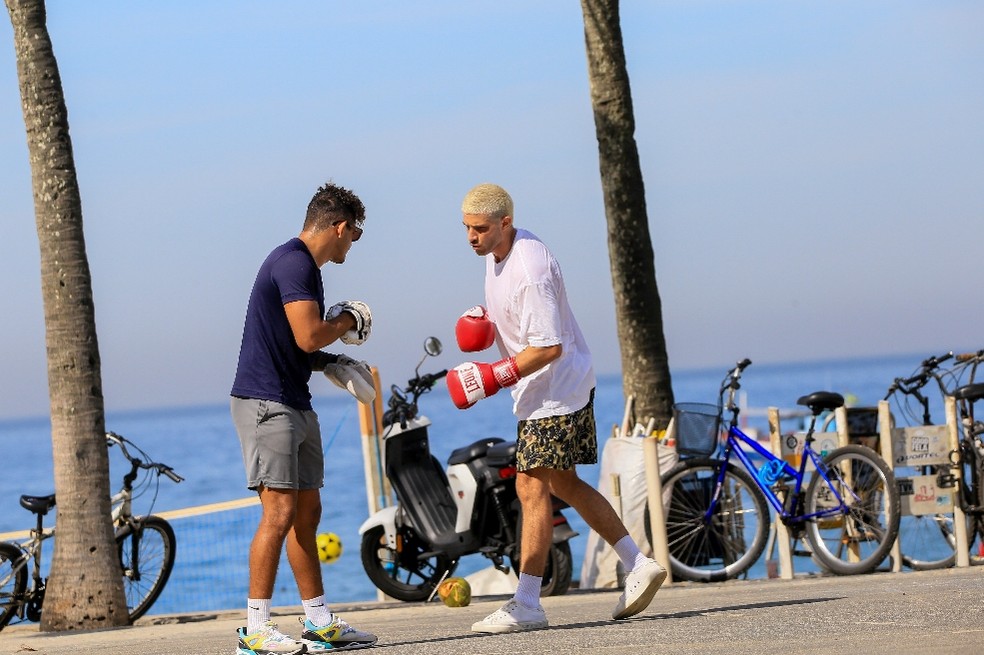 Chay Suede treina boxe em praia do Rio