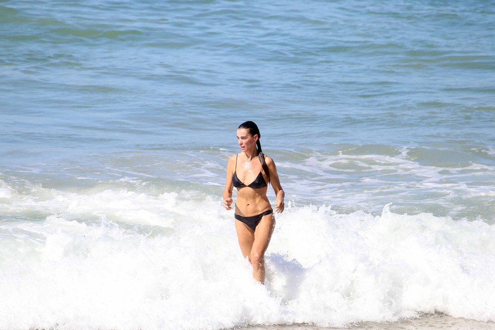 Mônica Martelli toma banho de mar na Praia de Ipanema
