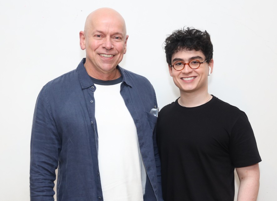 Leandro Karnal posa com o marido em estreia de peça de teatro em São Paulo