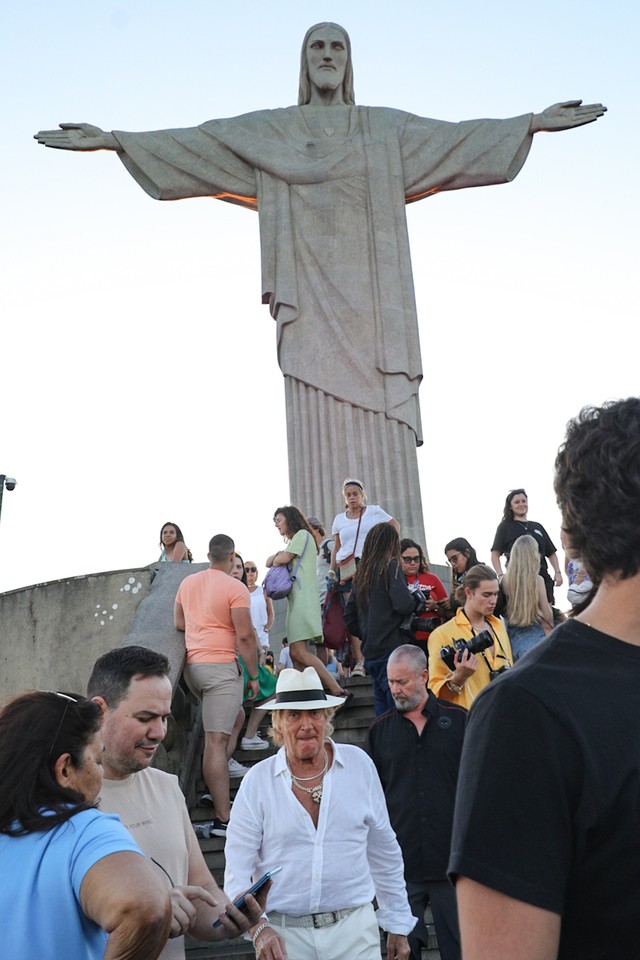 No Rio, cantor Rod Stewart visita o Cristo Redentor com a família; fotos