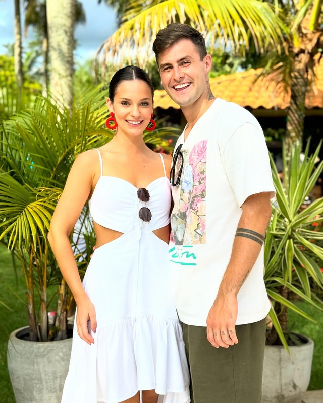 Youtuber Rezende assume namoro com modelo; conheça nova namorada