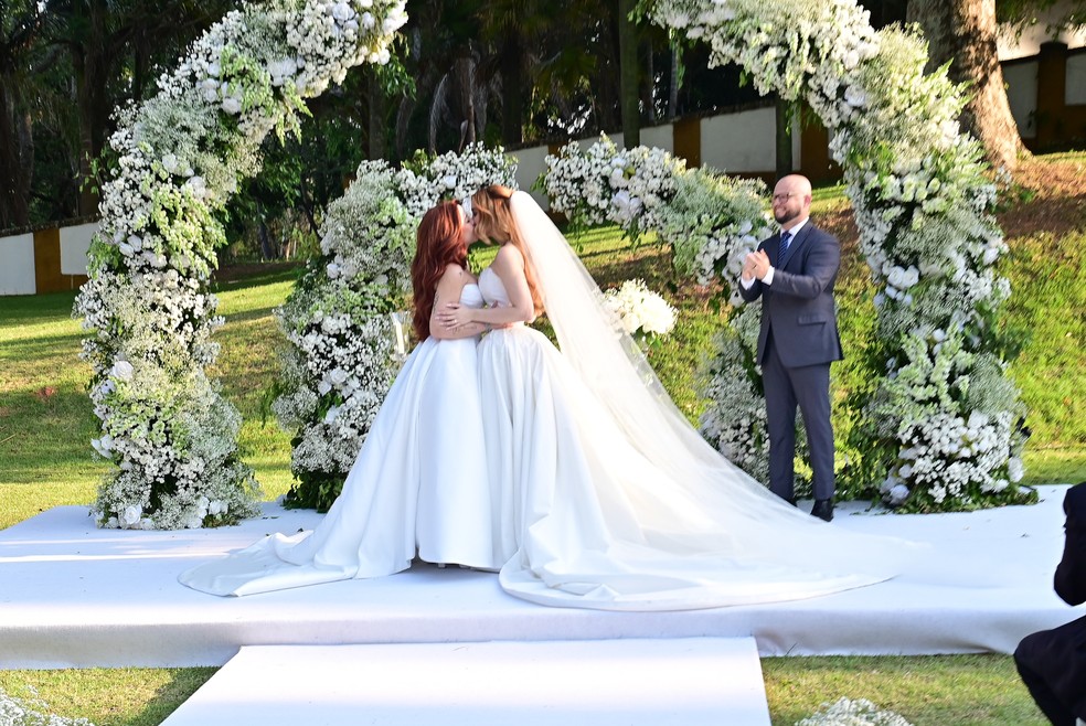 Mari Fernandez e Júlia Ribeiro se casam em cerimônia luxuosa no interior de São Paulo