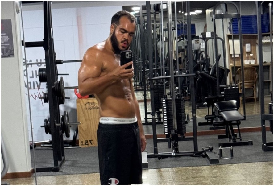 Reservado, filho de Preta Gil surpreende ao exibir corpo sarado na academia
