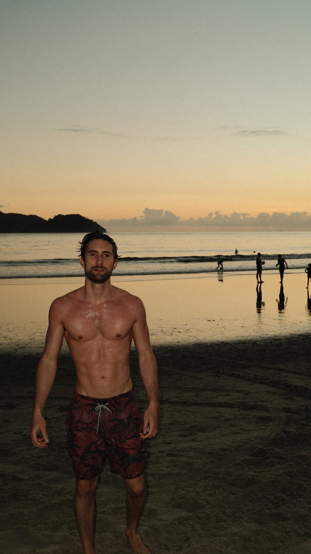 Filho de Marco Ricca e Adriana Esteves, Felipe Ricca exibe shape na praia