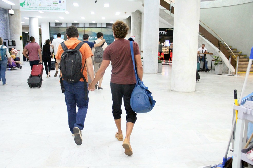 Irandhir Santos recebe o marido em aeroporto com abraços e passeio de ...