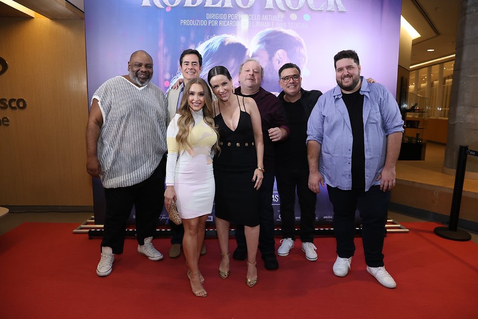 Solteira, Carla Diaz lança filme em que faz par romântico com Lucas Lucco