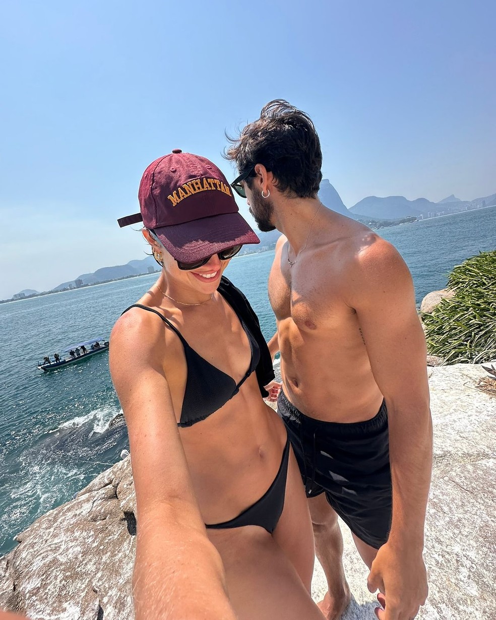 Em meio à natureza, Agatha Moreira posa de biquíni ao lado de Rodrigo Simas