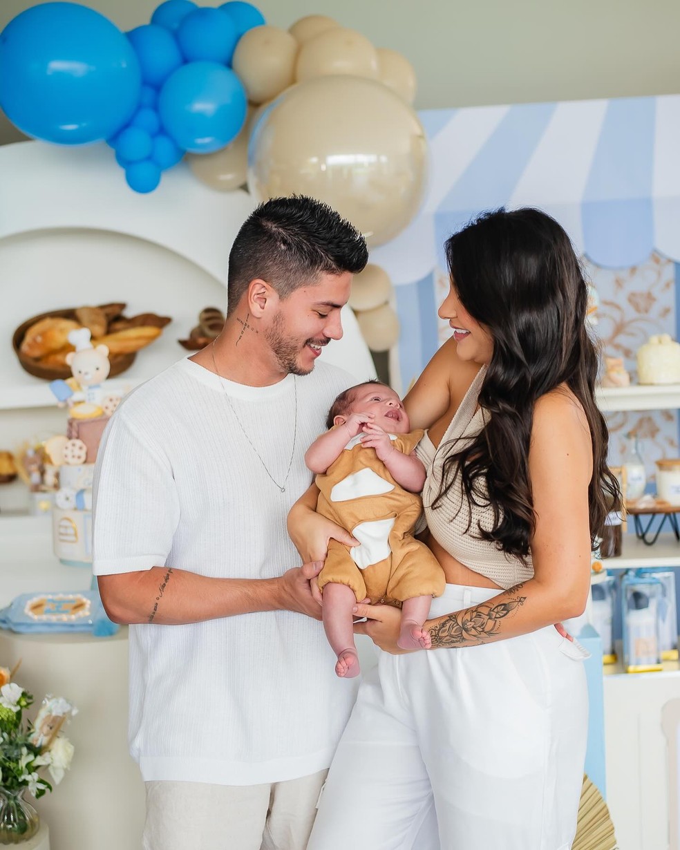 Arthur Aguiar veste filho de pãozinho em primeira festa de mesversário