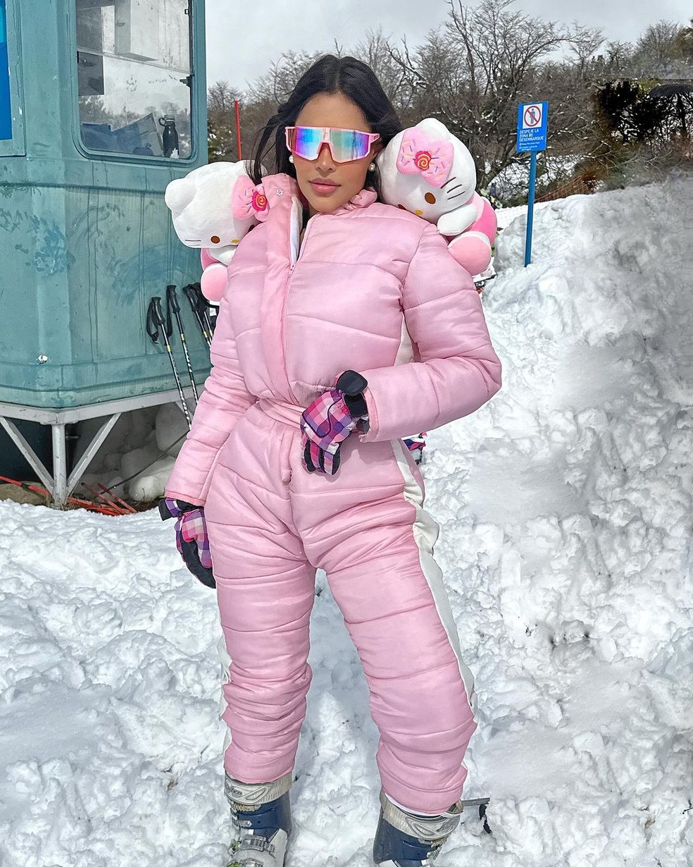 Ex-BBB Flay conhece a neve e aprende a esquiar; fotos e vídeo