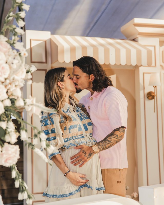 Maluma anuncia nascimento da filha, Paris; veja foto