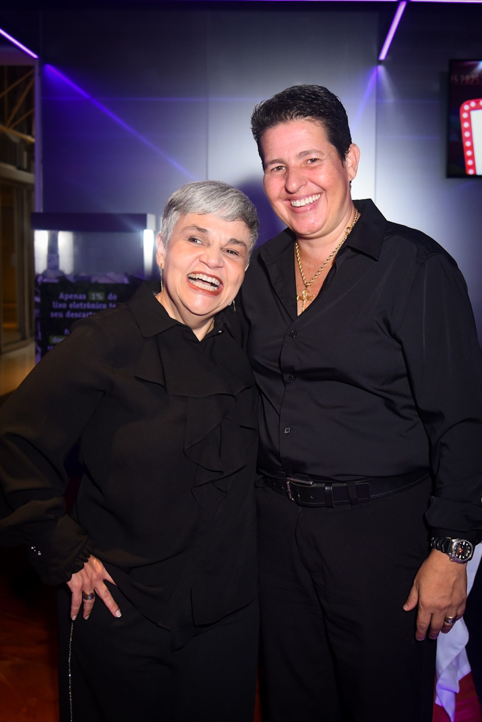Claudia Rodrigues vai com a namorada, Adriane Bonato, a premiação de humor