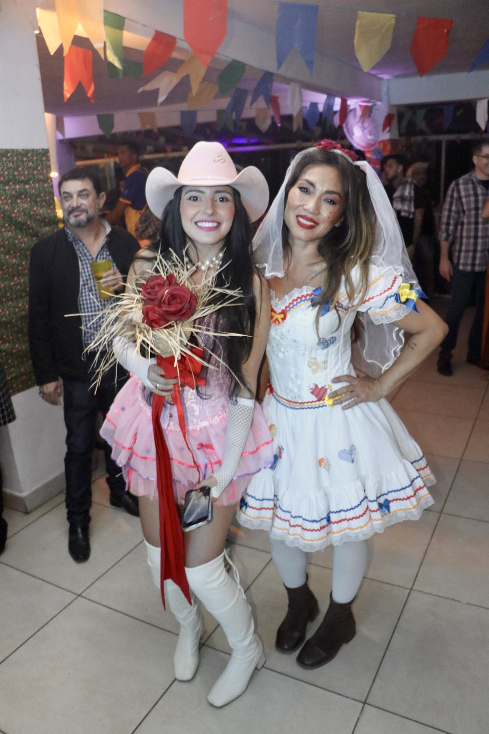 Danni Suzuki se veste de noiva para arraiá no Rio de Janeiro; fotos