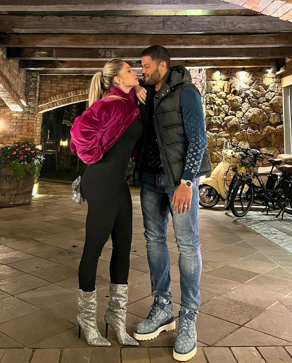 Hulk abre álbum romântico com Camila Ângelo: 'Minha eterna namorada'