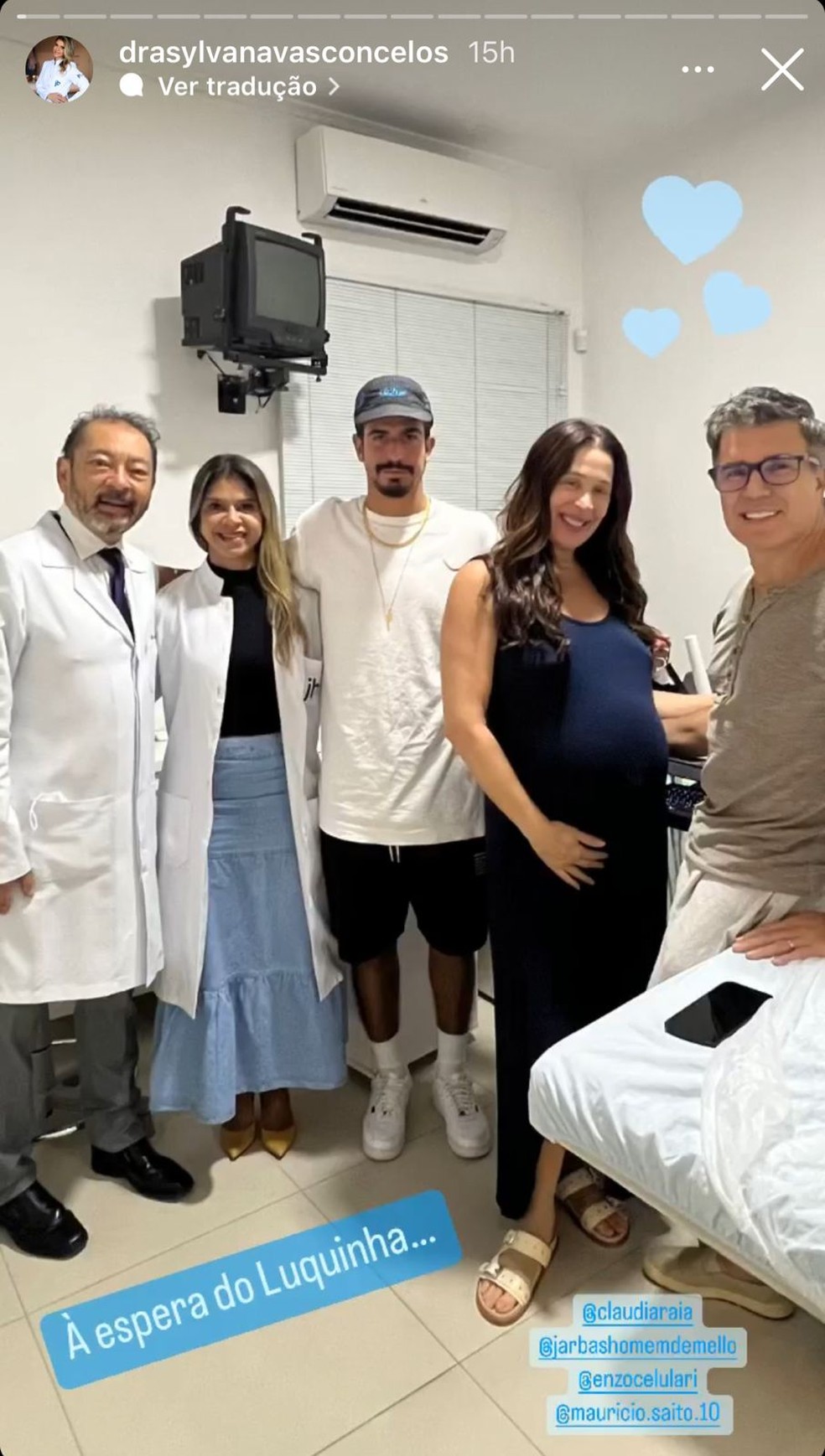 Acompanhada do marido e do filho, Claudia Raia posa com médicos: 'À espera do Luquinha'