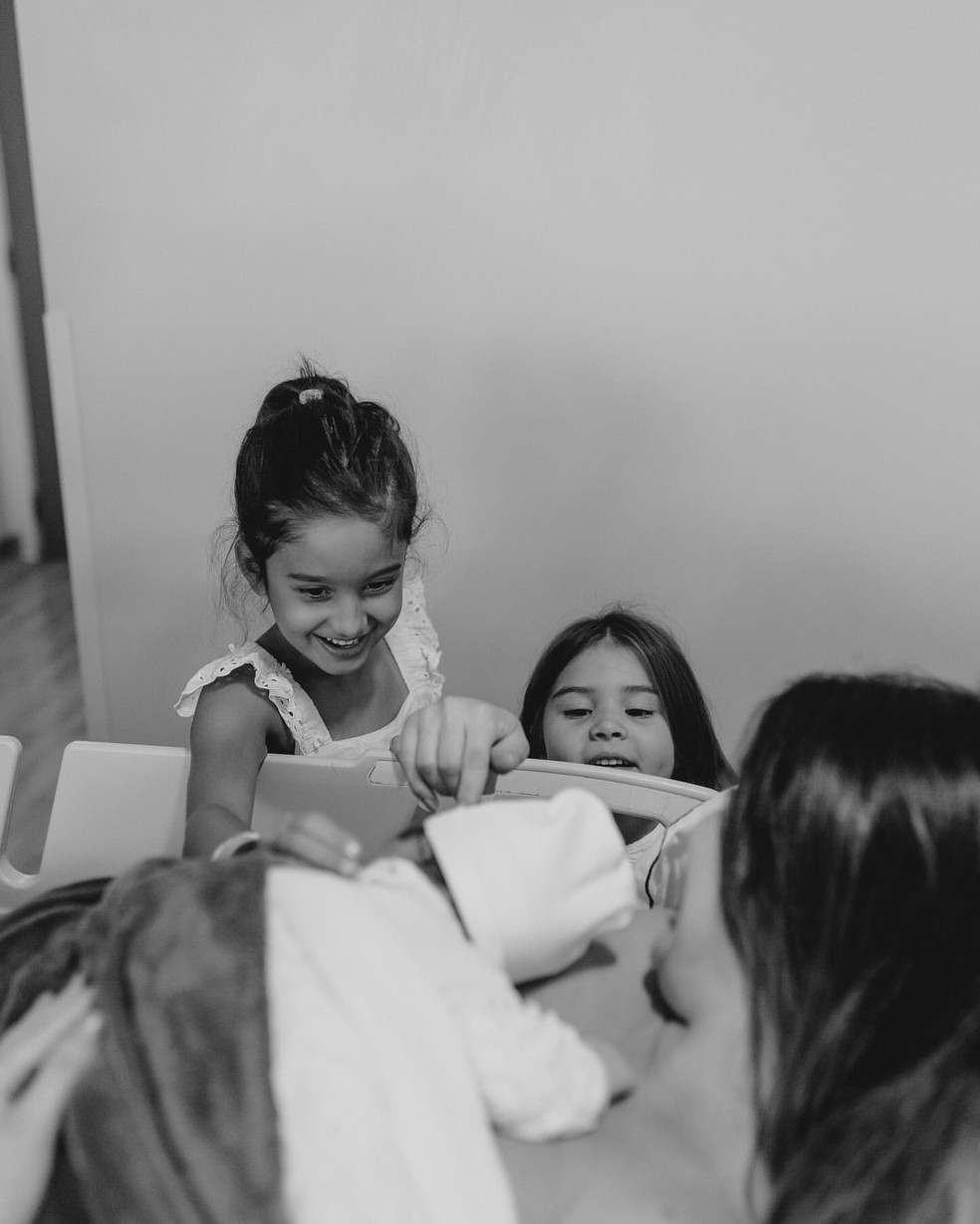 Letícia Almeida dá à luz sua terceira filha e abre álbum