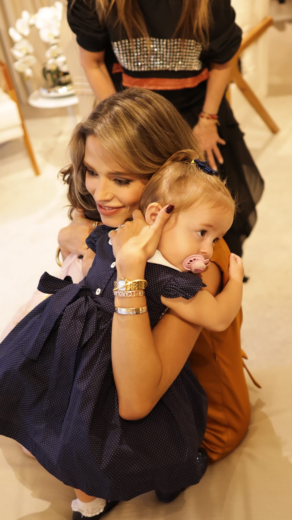 Carol Batista recebe carinho de Kaká e das duas filhas em lançamento ...