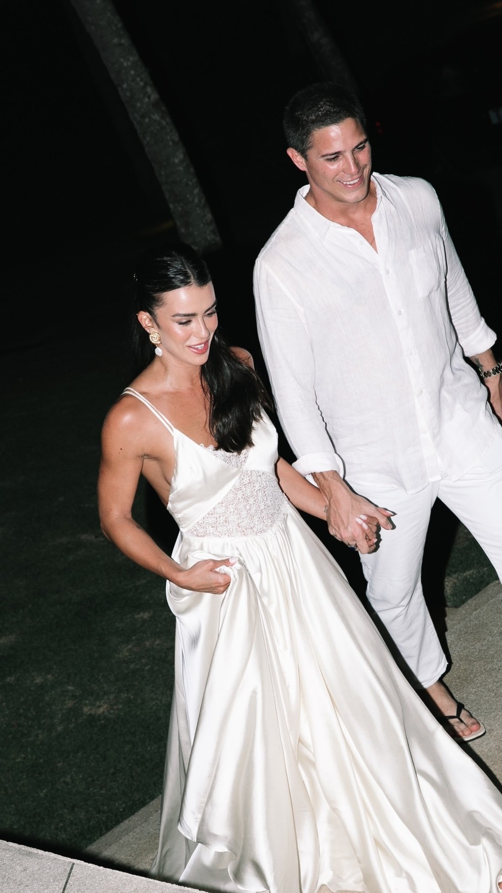 Com look branco, Rômulo Arantes e Mari Saad recebem convidados em festa ...