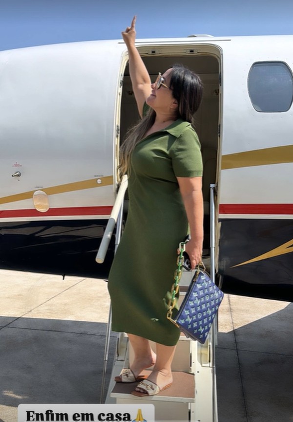 Deolane Bezerra e mãe, Solange, chegam de jatinho em SP após deixar prisão