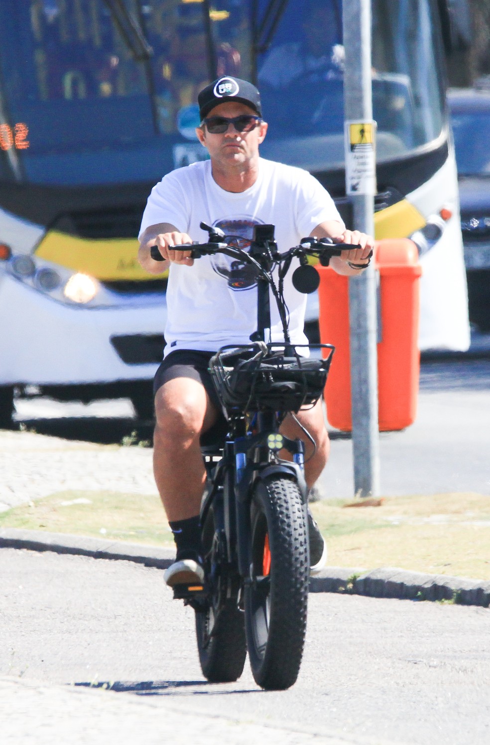 Lembra dele? Galã dos anos 90 rouba a cena ao andar de bicicleta pelo ...