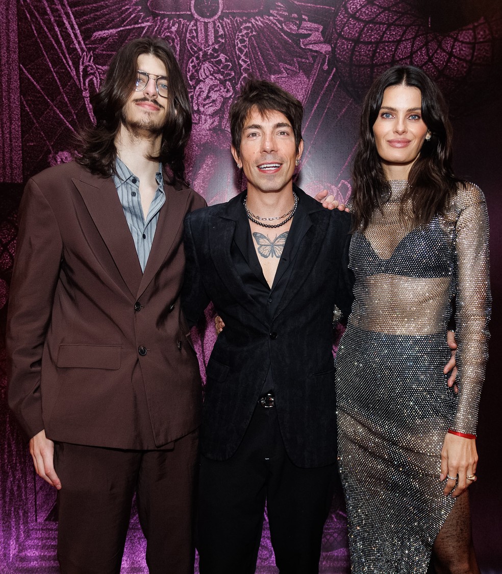 Que alto! Isabeli Fontana posa com o filho que tem com Henri Castelli