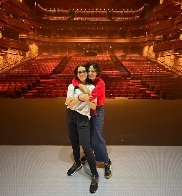 Débora Falabella celebra dois anos de sucesso de 'Prima Facie': 'Tema ...