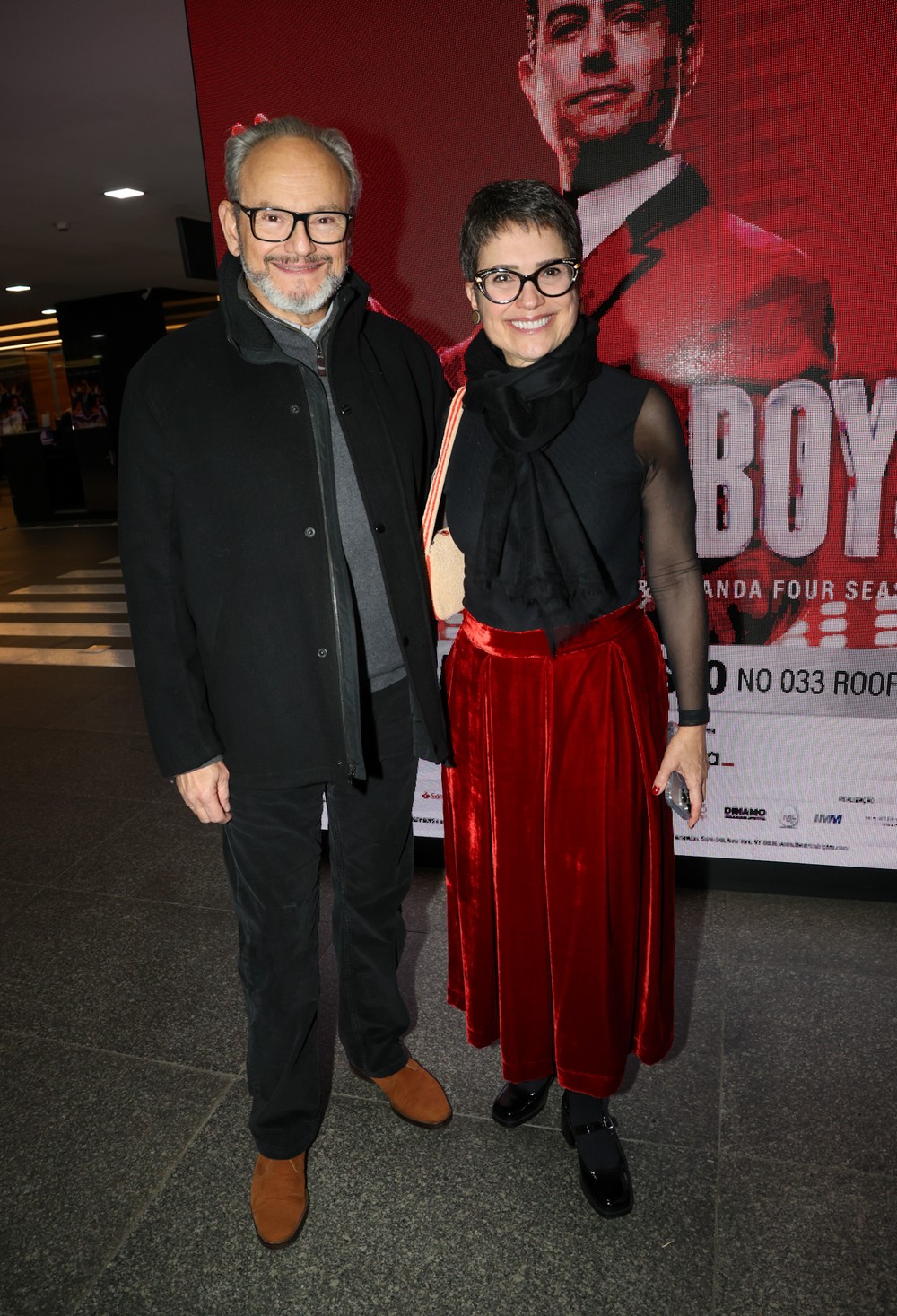 Sandra Annenberg e Ernesto Paglia curtem noite teatral em São Paulo; fotos