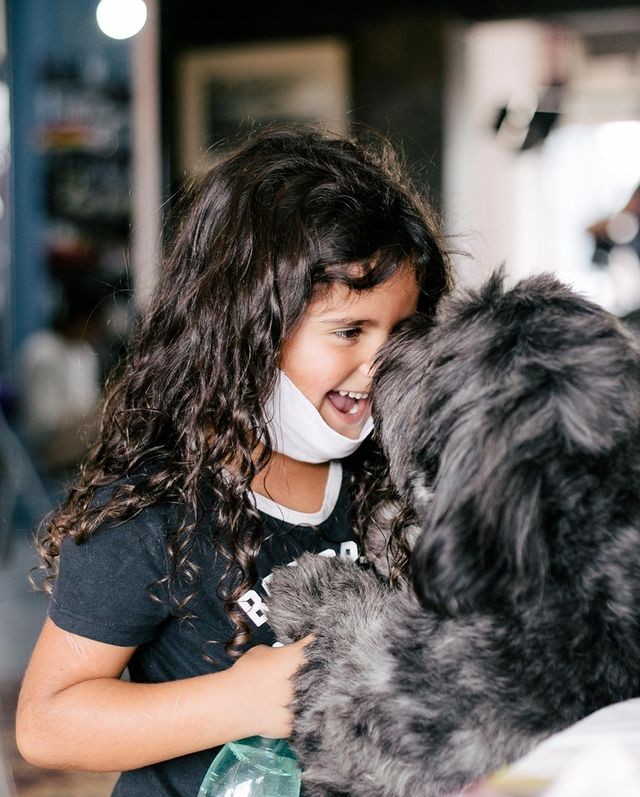 Carolina Ferraz comemora os 8 anos da filha, Isabel