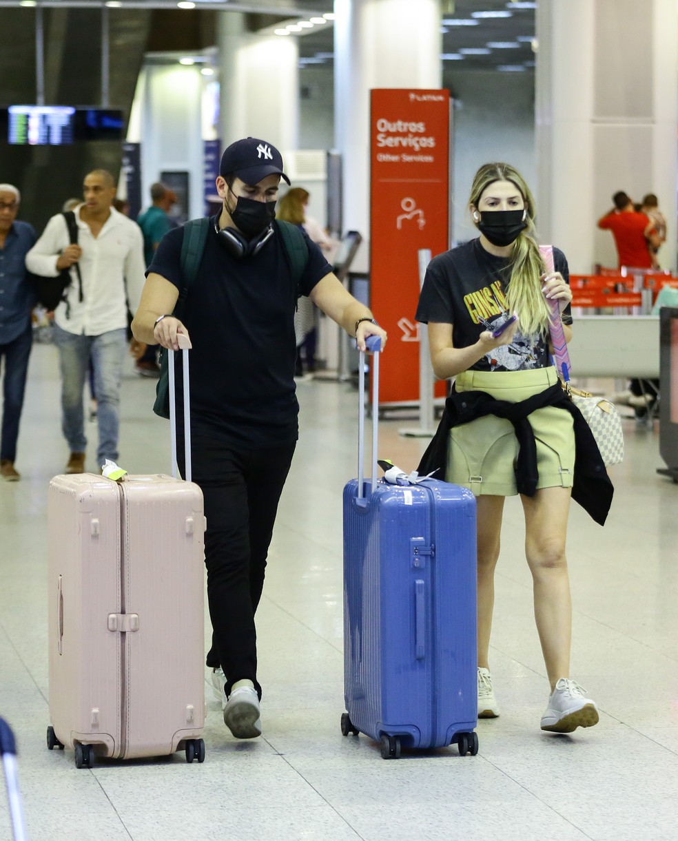 Recém-casados, Dani Calabresa e Richard Neuman desembarcam no RJ