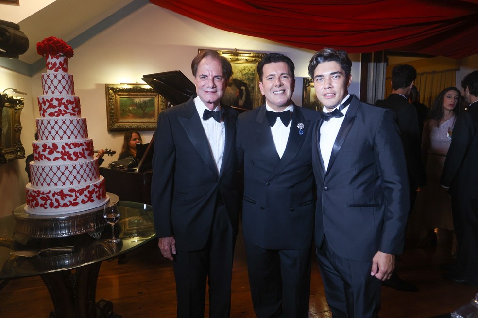 André Ramos reúne amigos famosos em festão de aniversário black tie