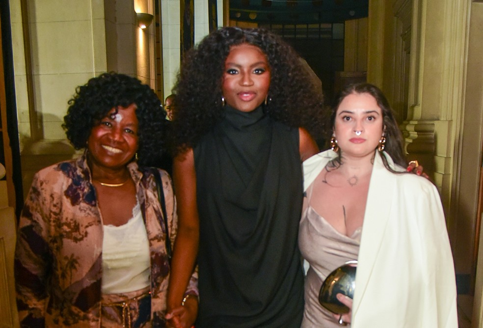 Kenya Sade faz aparição rara com a esposa e a mãe no Prêmio Potências ...