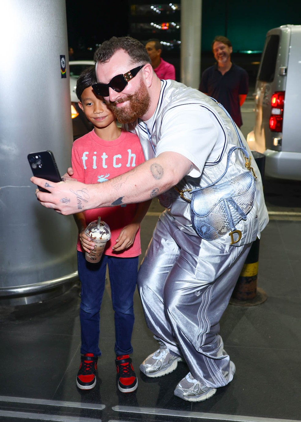 Após show no Lollapalooza, Sam Smith posa com fãs em aeroporto ao ...