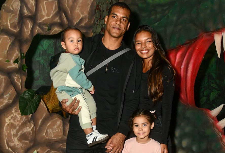 Marcello Melo Jr. vai com Mell Muzzillo e os dois filhos a show; fotos