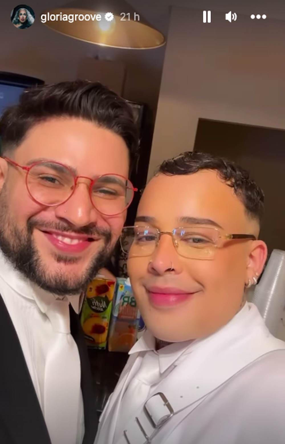 Gloria Groove é príncipe em festa de 15 anos da prima, e dança valsa ...