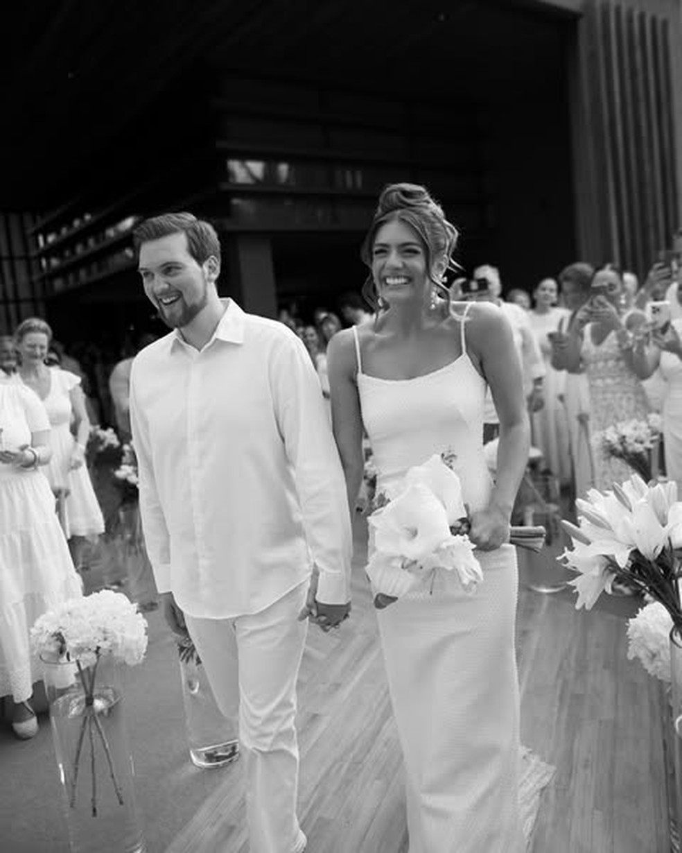 Com 'beijo de cinema', Luma Cesar, filha de César Filho, posta novas ...