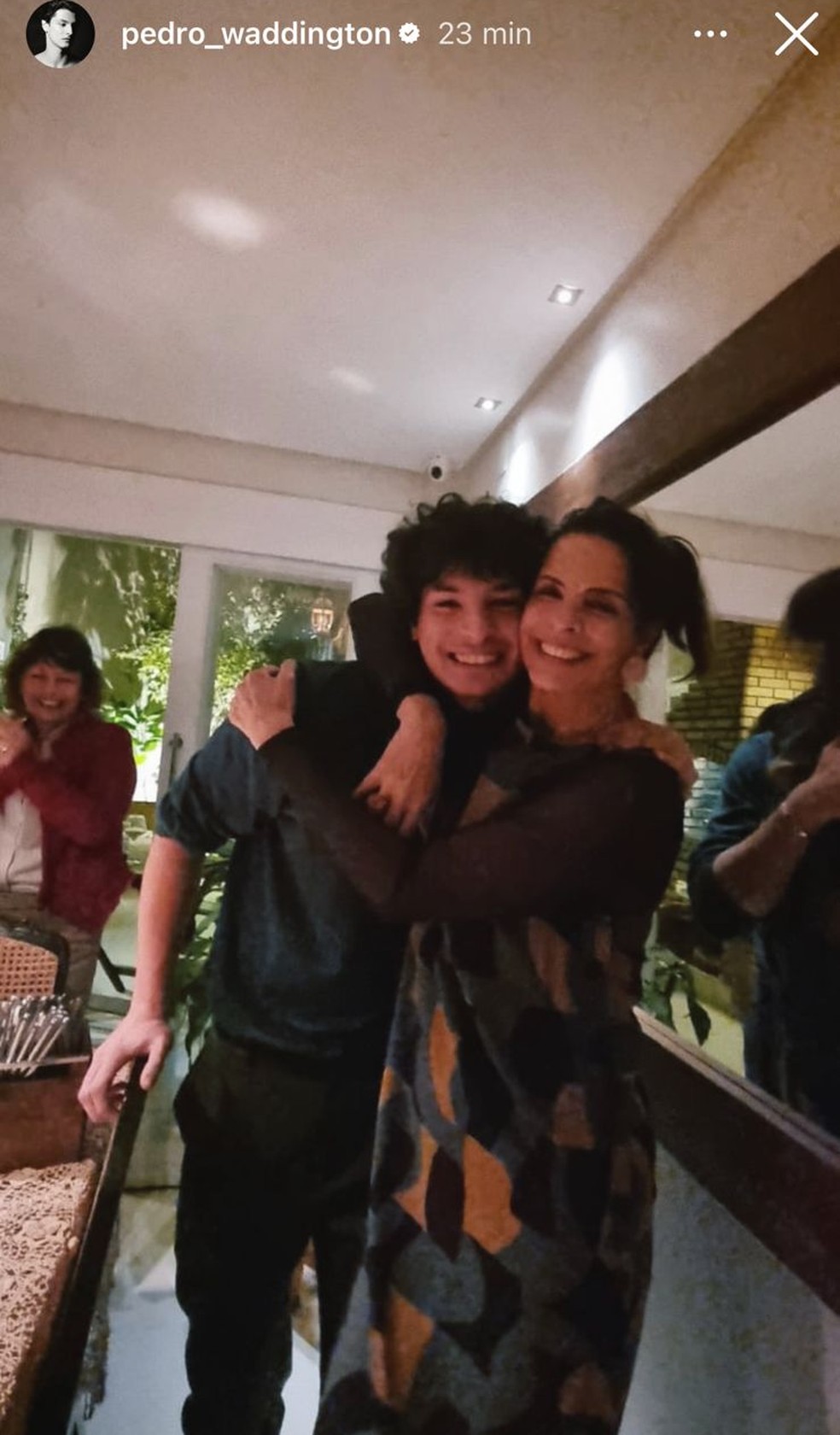 Helena Ranaldi comemora aniversário com o filho 'clone', Pedro Waddington