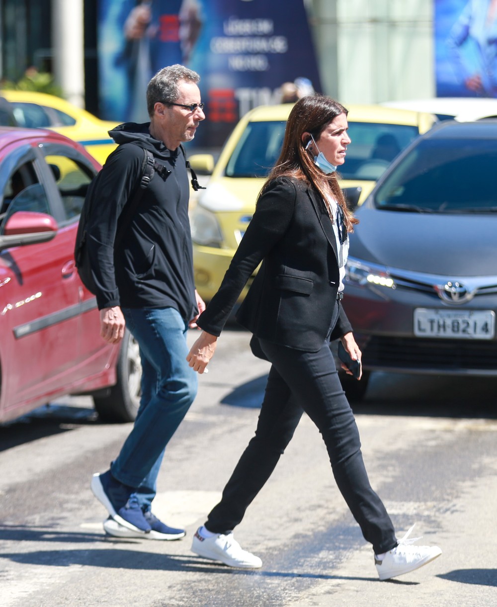 Malu Mader e Tony Bellotto desembarcam no Rio de Janeiro