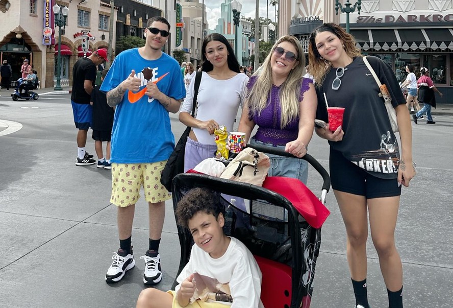 Simony abre álbum de viagem a Orlando com os 4 filhos; vídeo