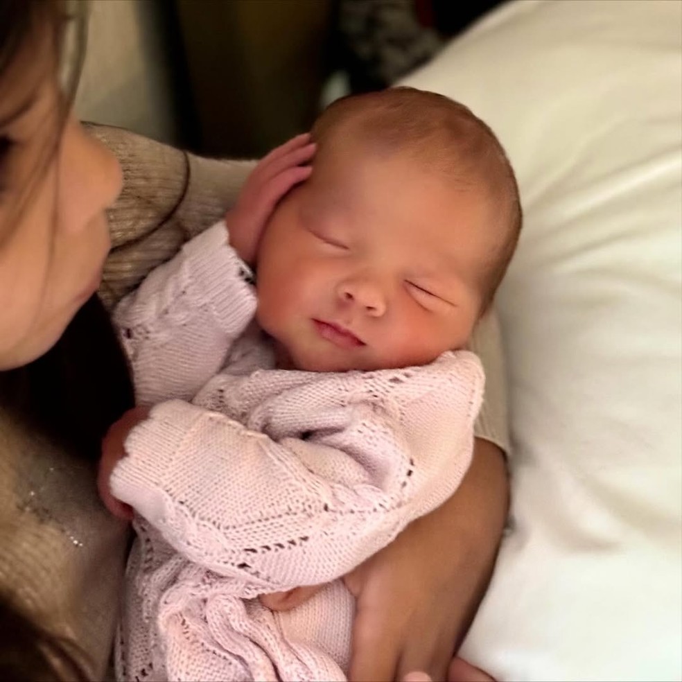 Maíra Cardi encanta com fotos da filha recém-nascida: 'É a cara do Thiago Nigro'