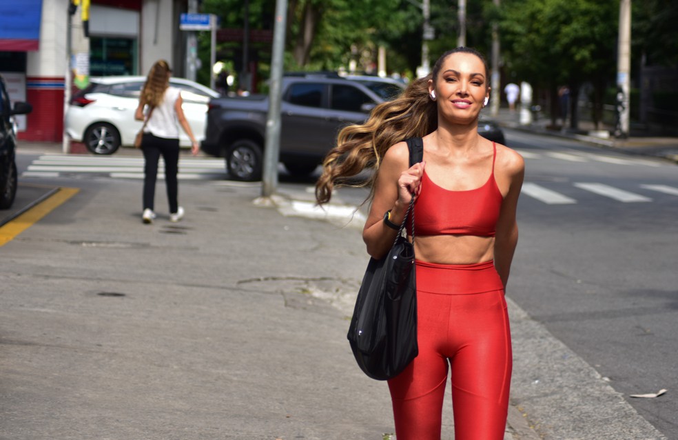 Patrícia Poeta é clicada sorridente ao sair de academia em São Paulo
