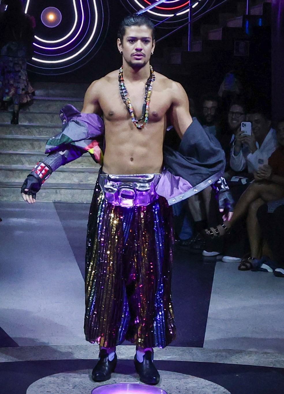 Influencer Dandara Pagu desfila com seios à mostra na SPFW