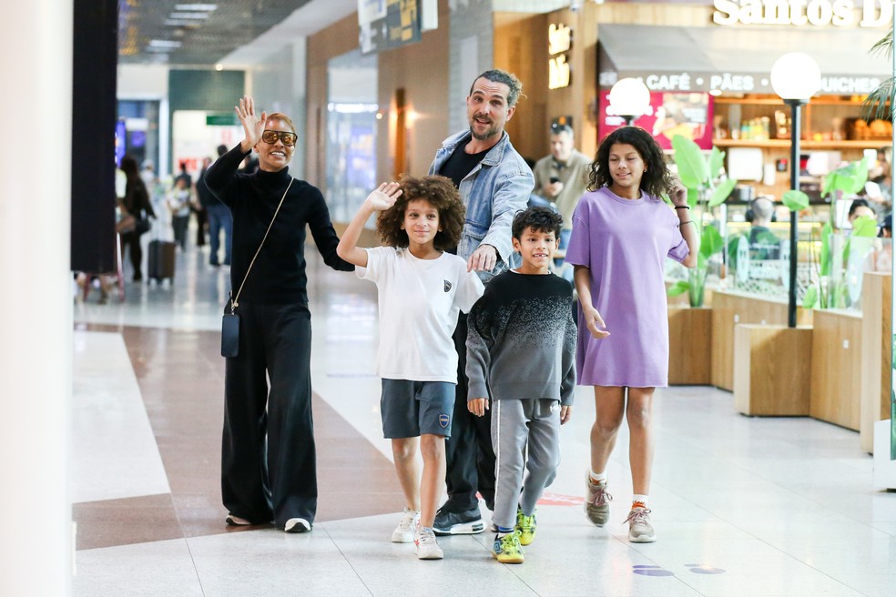 Aline Wirley e Igor Rickli embarcam com os filhos no aeroporto, e ...