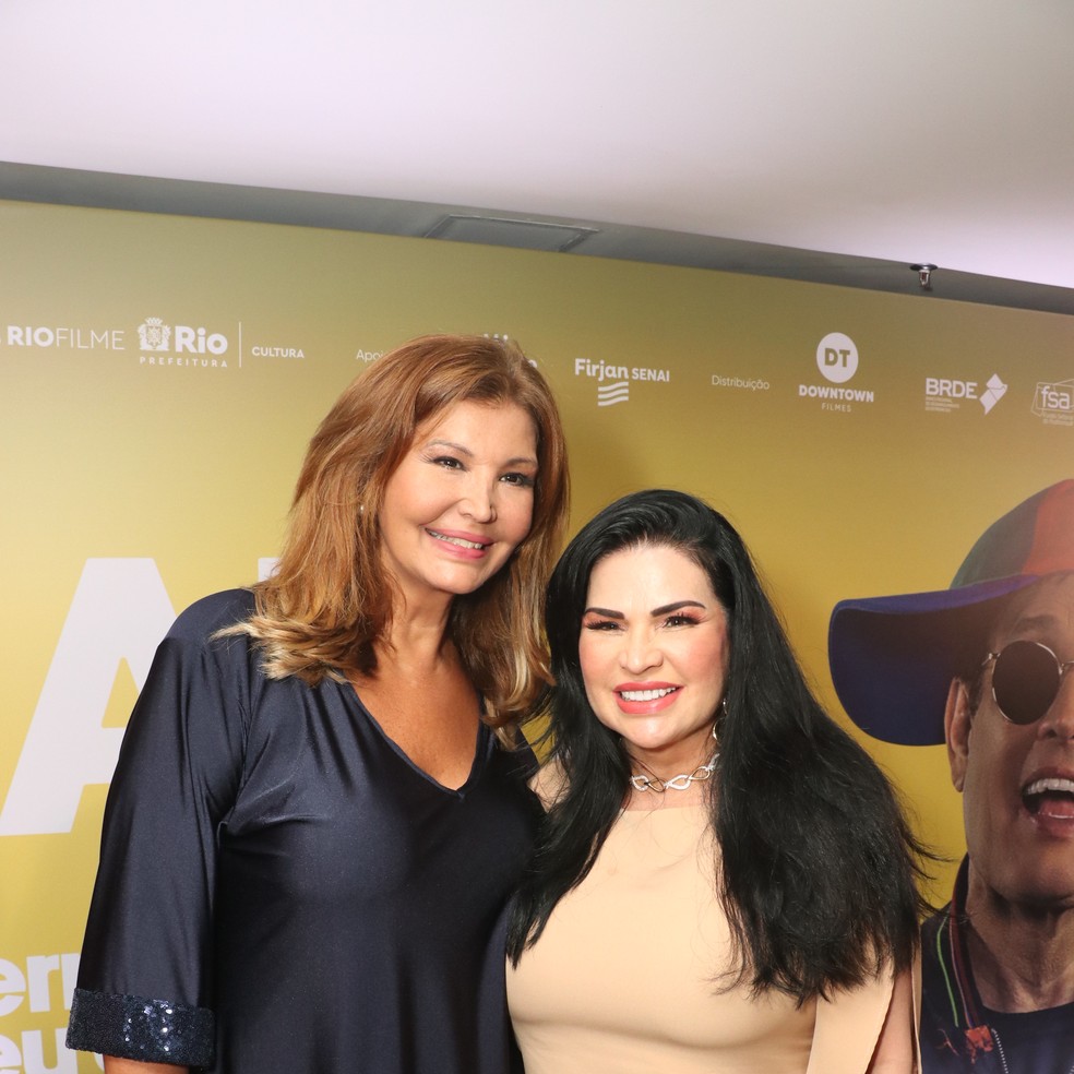 Roberta Close vai à estreia de filme de comédia no Rio de Janeiro