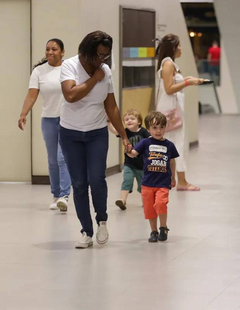 Déa Lúcia, mãe de Paulo Gustavo, passeia com os netos em shopping do Rio