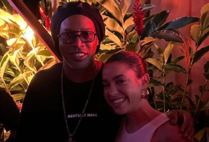 Valentina Bandeira capricha na transparência para curtir festa de ...
