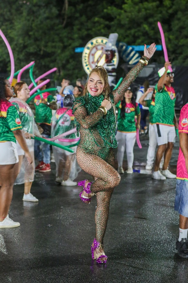 Musa da Barroca diz que só banho a ouro de sua fantasia custou R$ 20 ...