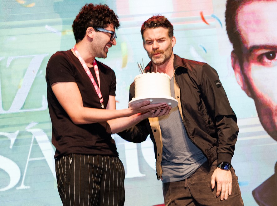 Ator de 'The Vampire Diaries', Daniel Gillies ganha bolo de aniversário ...