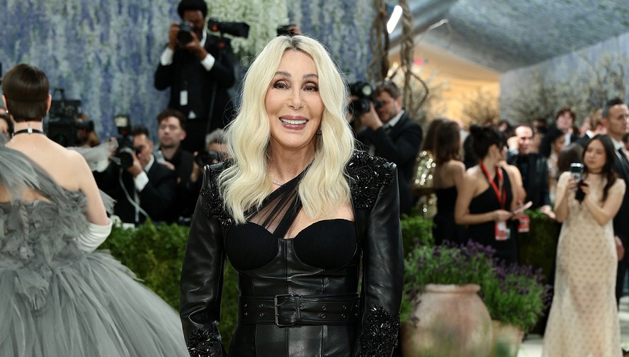 Cher retorna ao Met Gala após sete anos longe do baile beneficente
