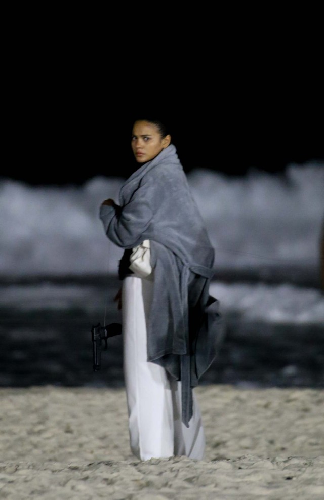 Bella Campos recorre a cobertor para noturna de 'Vale Tudo' em praia do Rio