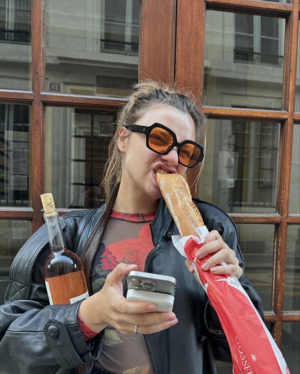 Estrela de 'Renascer', Samantha Jones posa aos beijos com namorada ...