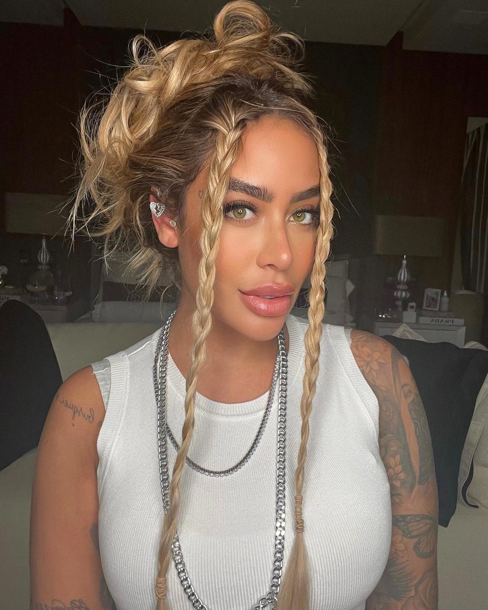 Rafaella Santos mostra o penteado que revela seu truque de beleza